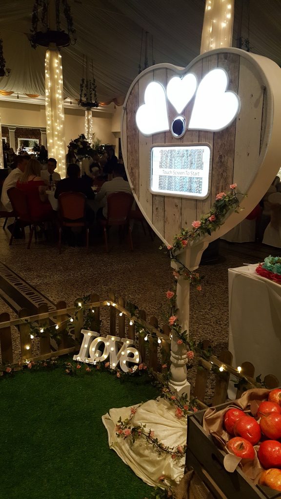 Rustic Heart Booth | Paparazzi Mirror